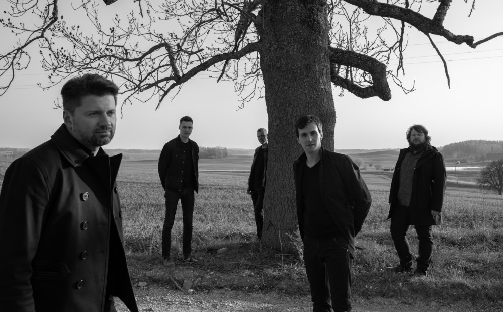 “Autobuss debesīs” laiž klajā pirmo dziesmu no topošā jubilejas albuma