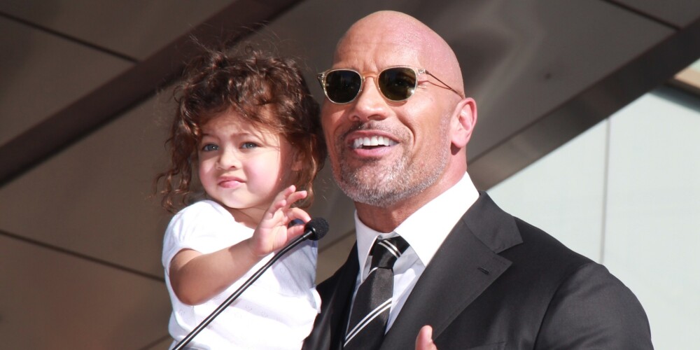 Dveinu Džonsonu kritizē par foto, kur viņa mazā meita redzama kaila pie ...