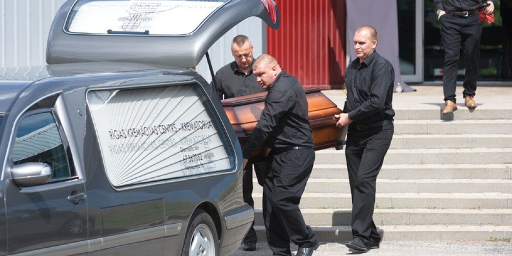 FOTO: ar pēdējo apli Biķernieku trasē mūžībā pavadīts Ivars Caune