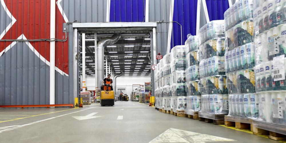 "Maxima" darbinieku un divus līdzdalībniekus apsūdz naudas izspiešanā ...