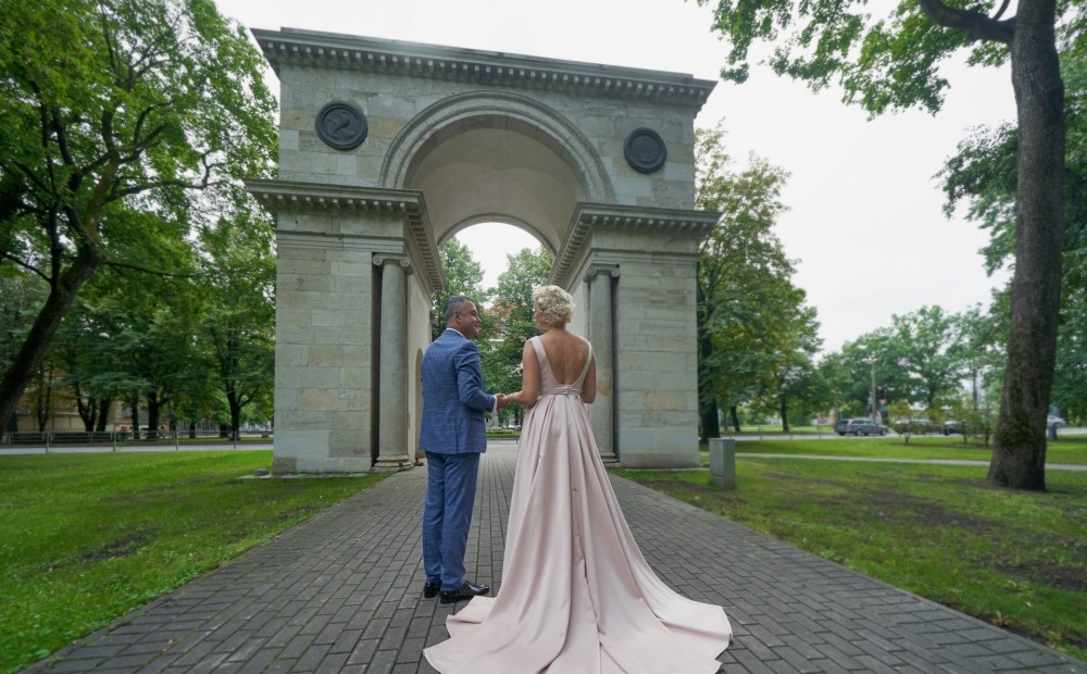 Hosams un Linda Abu Meri atrāda foto no kāzām