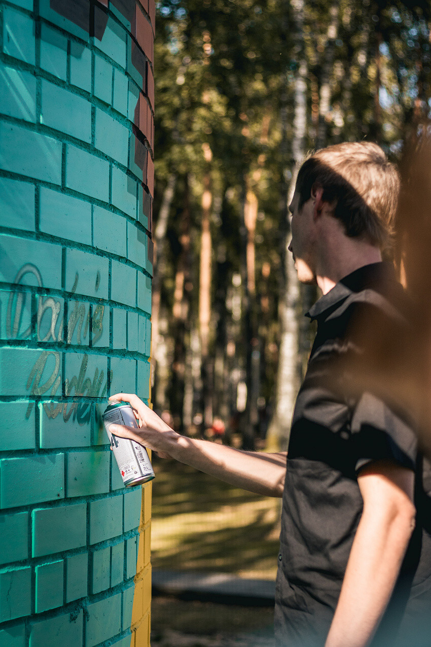 Grafiti mākslinieks Dainis Rudens Olainē radījis Baltijā augstāko sienu ...