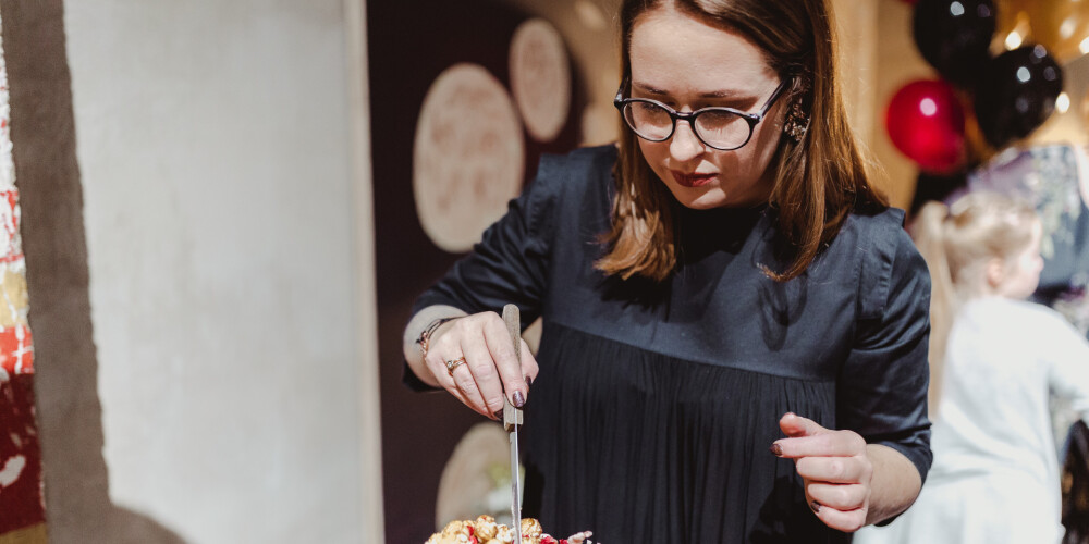 FOTO: savu jauno grāmatu prezentē kūku entuziaste Anna Panna