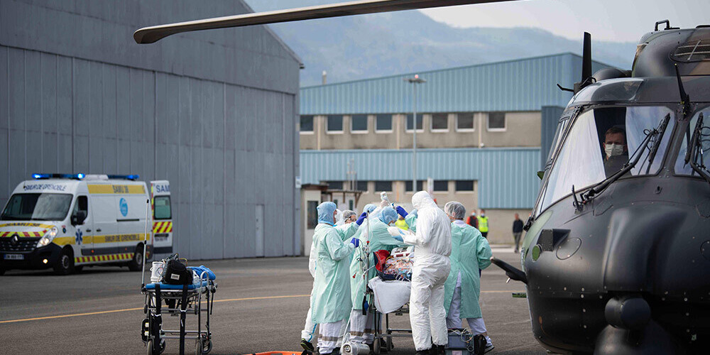 Francija pastiprina Covid-19 pacientu evakuāciju no slimnīcām valsts ...