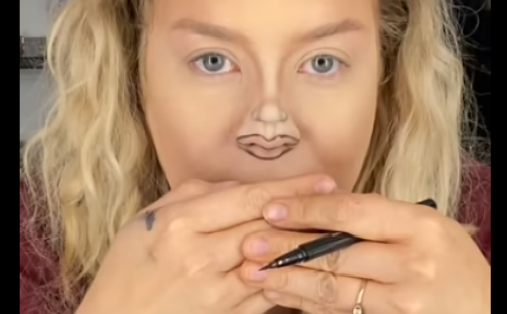 Vai nākotnes meikaps? Grima māksliniece "paceļ" lūpas uz deguna, radot ...