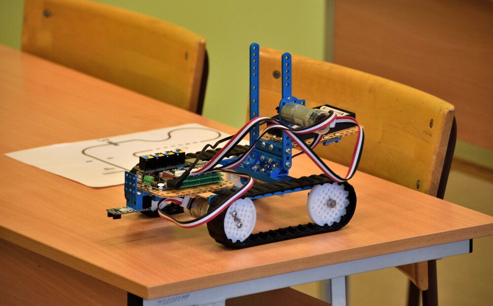 FOTO: Kalupes pamatskola saņēmusi robotus bērnu izglītošanai
