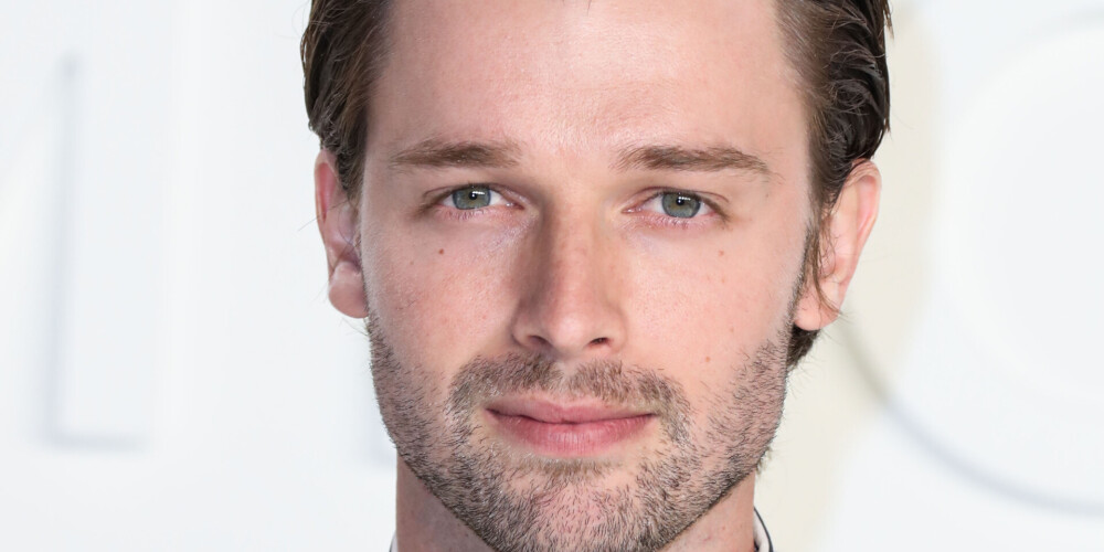 Patriks Švarcenegers tirgo savu māju, kur ASV karogs goda vietā