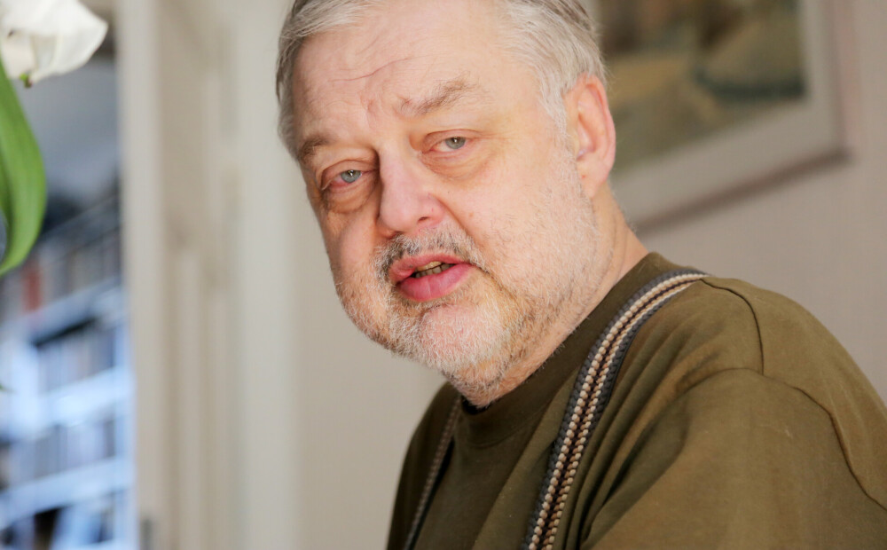 Bibliotēkas direktors Andris Vilks sargās ozolu