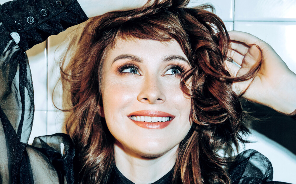 Vispirms iemīlas viņas balsī. Asprātīgā un erudītā Sanda Dejus: "Kungi ...