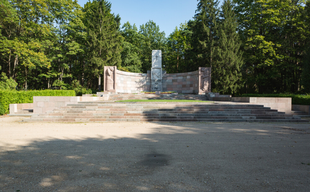 Jāņa Čakstes kapavieta un piemineklis Rīgas Meža kapos - Foto