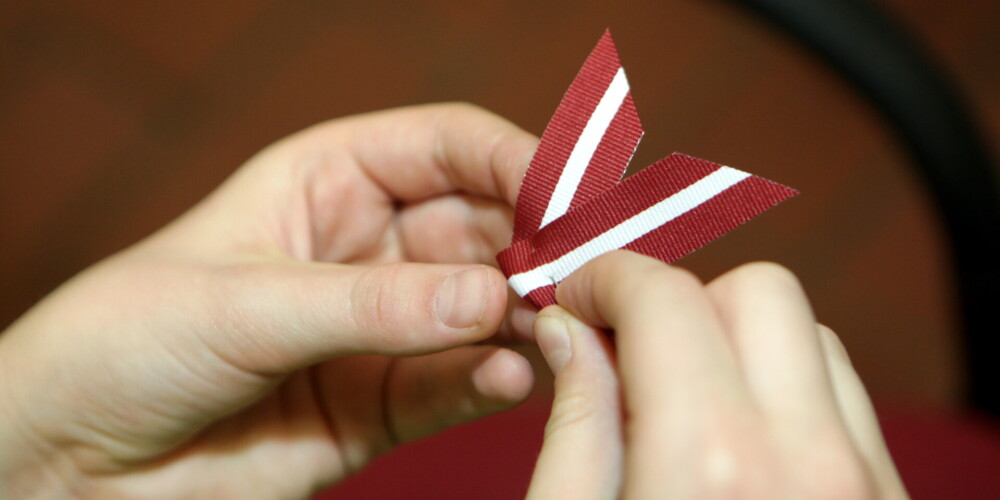 Atzīmējot uzvaru pār Bermonta karaspēku, aicina nēsāt pie apģērba ...