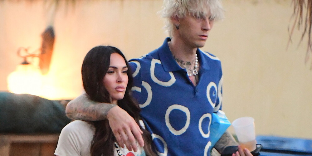 Megana Foksa iziet uz sarkanā paklāja kopā ar jauno draugu un tērpā ...