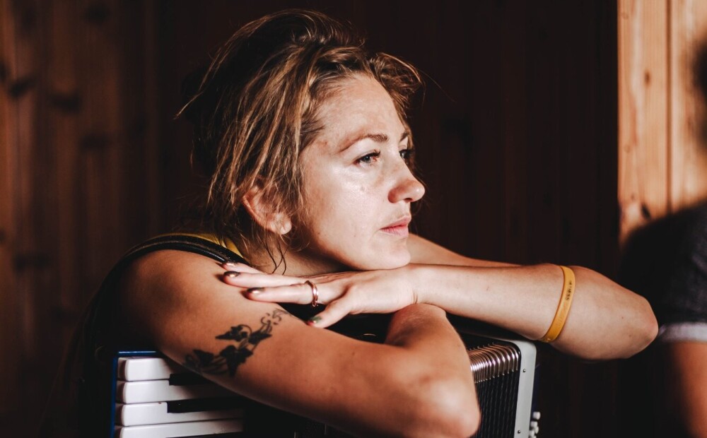 Noklausies - jaunu dziesmu "Pasaciņa" piedāvā Ilona Balode | Jauns.lv