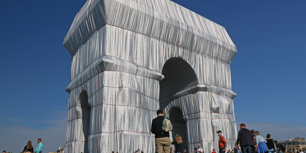 Vai atpazīsti slaveno pieminekli? Parīzes Triumfa arka "apģērbta" līdz ...