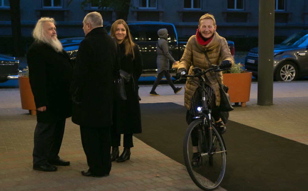 Zaiga Gaile arī pēc 70 gadu sasniegšanas joprojām pārvietojas uz velosipēda