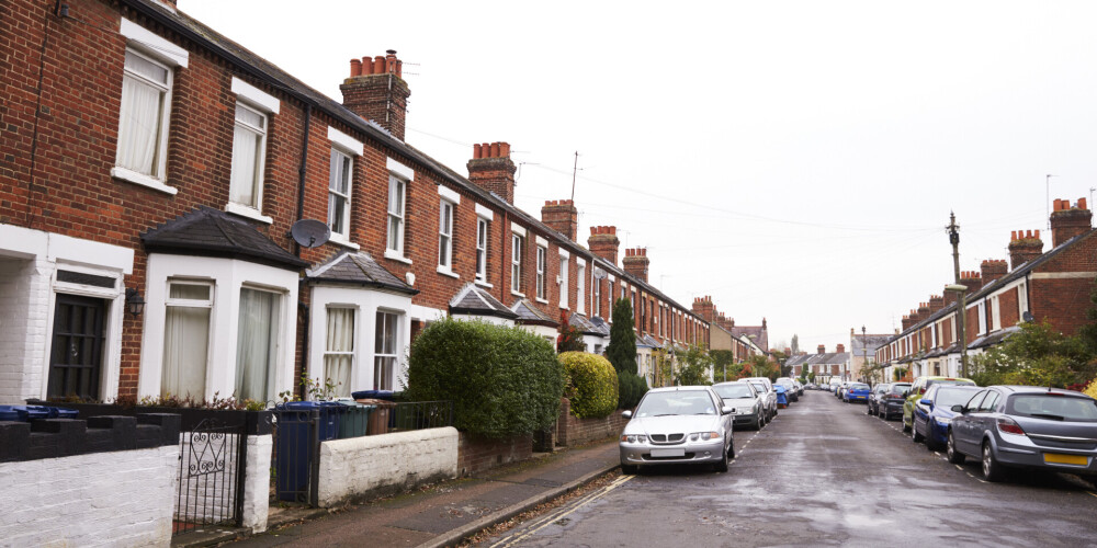"Šeit neko vairāk mēs nevaram darīt" mācītājam Lielbritānijā nozog māju ...