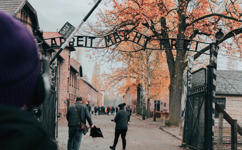 Tūriste sodīta par nacistu sveicienu bijušajā Aušvicas koncentrācijas ...