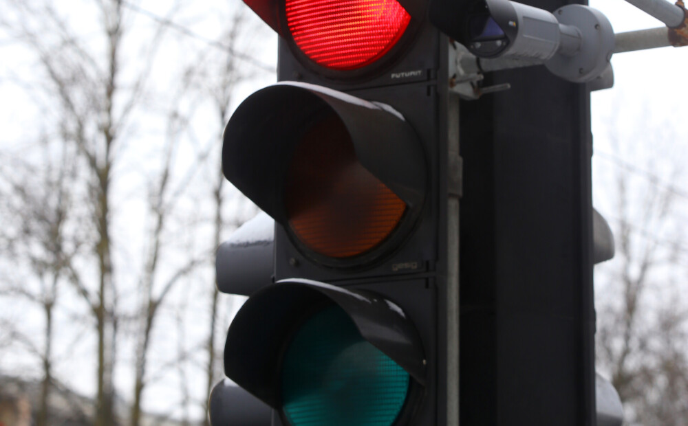 Luksofors ar datorredzi Rīgā pieķer pārkāpējus