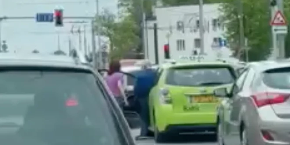 VIDEO: atlaists "Baltic Taxi" taksometra vadītājs, kurš Rīgā uz ielas ...