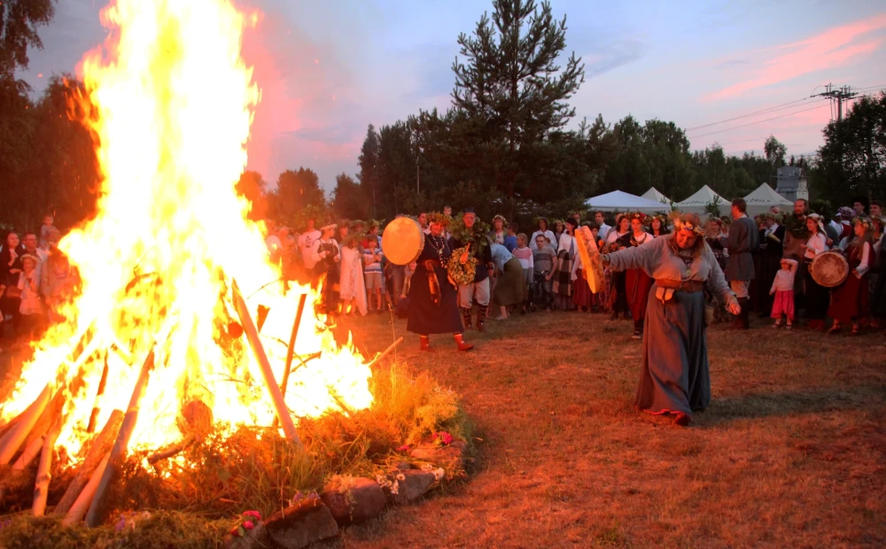 Jāņu ugunskurs kā centrālais punkts. Rituāli, lai gaisma ne uz mirkli ...