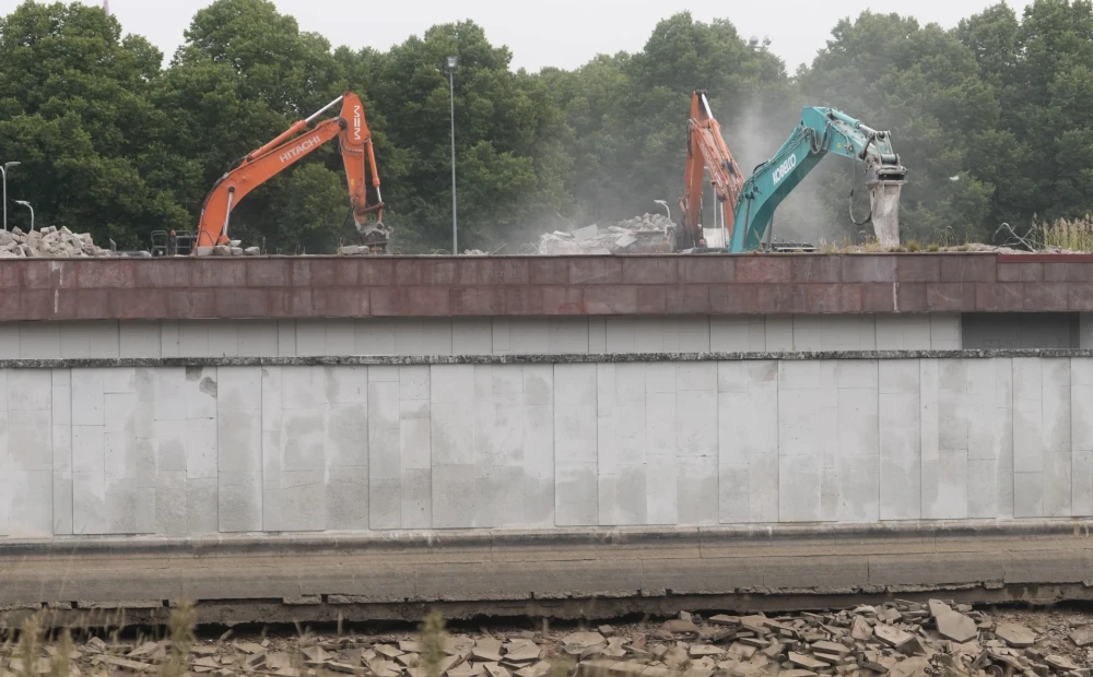Pārdaugavā sākta bijušā padomju armijas karavīru pieminekļa baseina ...