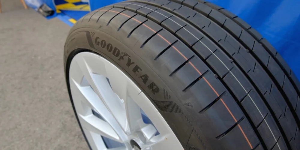Auto ziņas: Premium riepām nākas pielāgoties arī elektromobiļiem