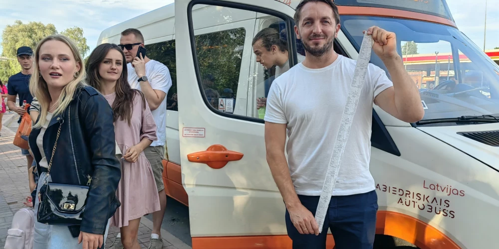 Bārmenis Andris Reizenbergs pikti pārmāca nelaipnu mikroautobusa šoferi