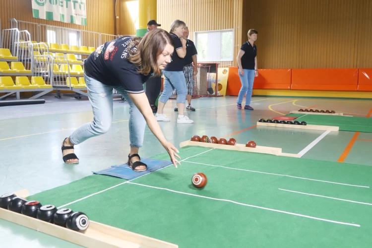 Ķekavā spēlē Baltijas valstīs neredzētu sporta veidu - paklāju boulingu