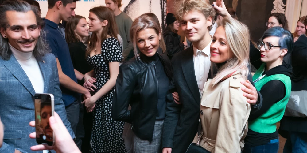 FOTO: Jaunā Rīgas teātra aktieri un viesi jautrā burziņā nosvin filmas ...