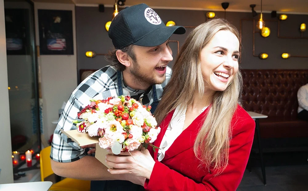 Lelde Dreimane ar draugu nosvin barbekjū restorāna "Munch BBQ" četru ...