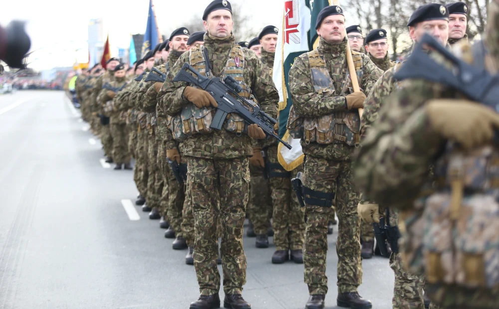 VIDEO: vienā solī ar NATO un Ukrainas aizstāvjiem - Rīgā aizvadīta ...