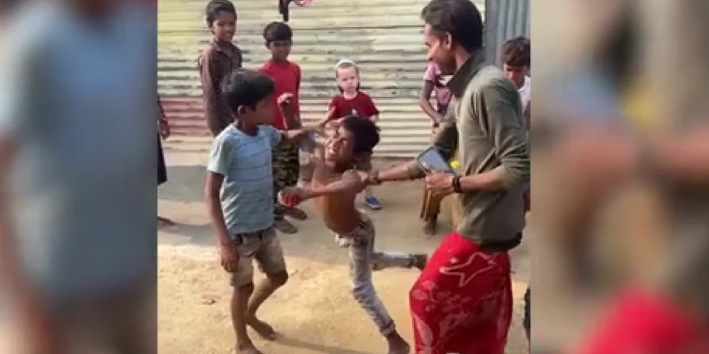 VIDEO: Kuģu ģimenes acu priekšā Indijas graustu rajonā izceļas kautiņš ...