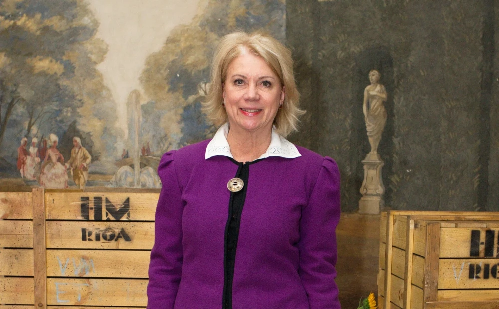 Ilze Auzere ar lidmašīnu uz Latviju ved Vilhelma Purvīša meitas pelnus