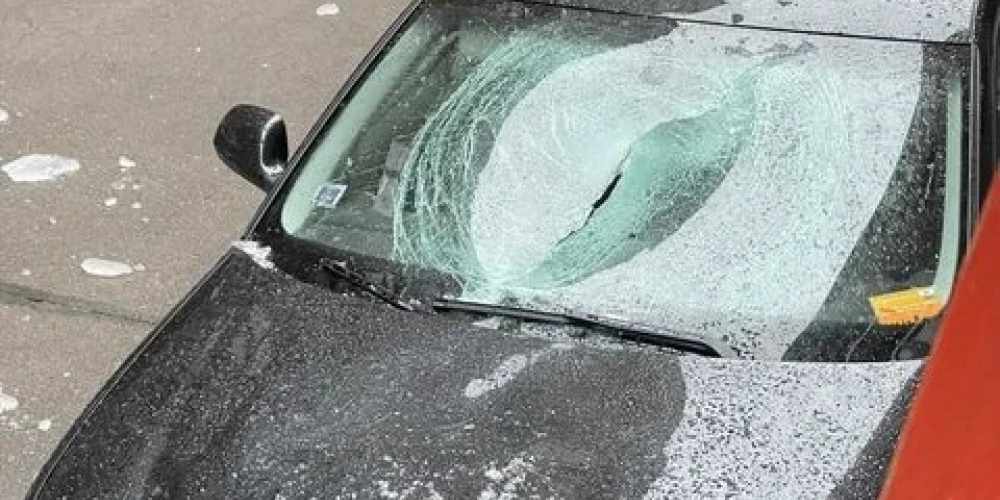 No jumta krītoši ledus gabali Rīgā izšķaidījuši vairākām automašīnām ...