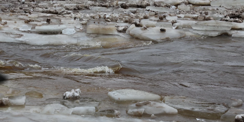 Ogres upes lejtecē - ledus krāvumi, Lielupē un Svētē ūdens līmenis krītas