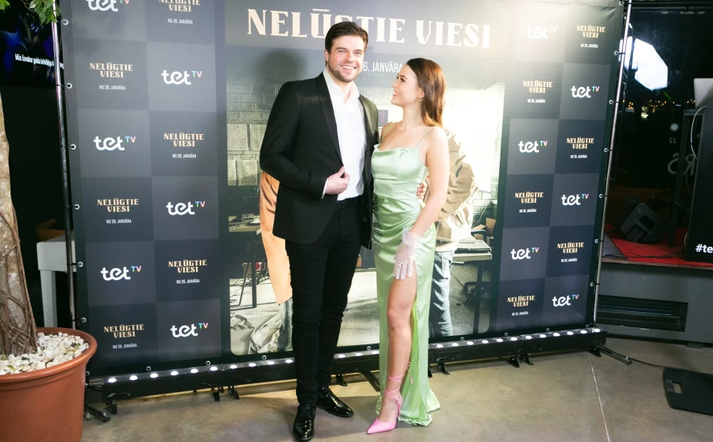 Viens otrā ieskatījušies grupas "Baritoni" dalībnieks Mārtiņš Strods un ...