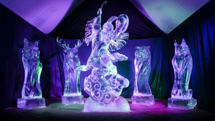 FOTO, VIDEO: Jelgavā ļaudis apbrīno Starptautiskā ledus skulptūru ...