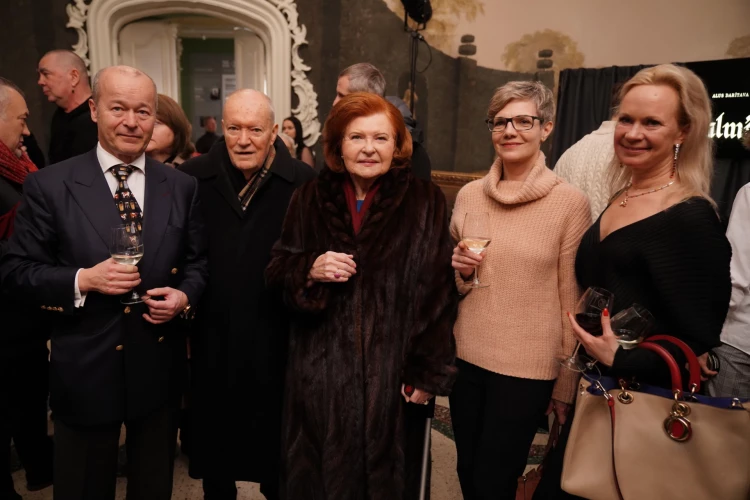 Vaira Vīķe-Freiberga pēc operācijas pirmo reizi šogad iziet sabiedrībā