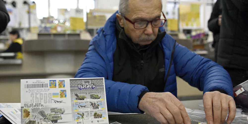 "Lai tās lido pa pasauli!" Ukraiņi priecājas par Latvijas pastmarkām