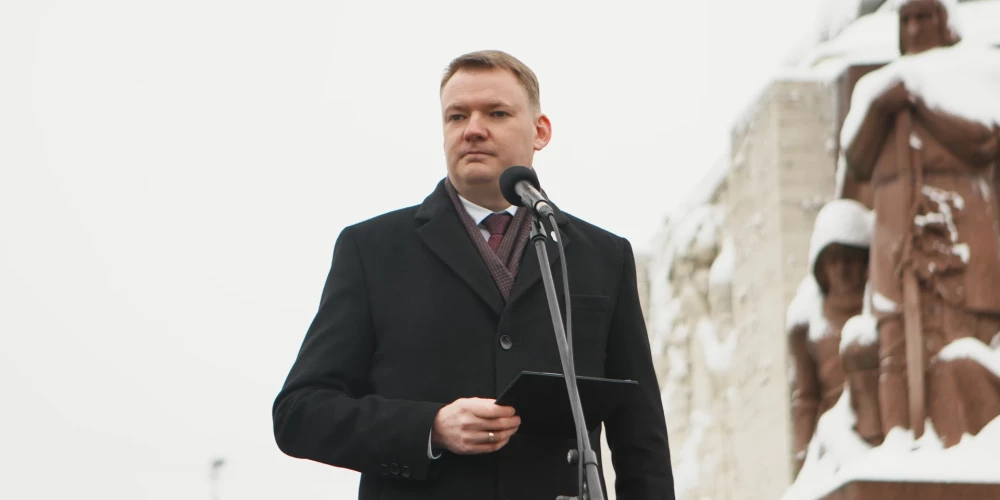 Jaunā aktrise Agate Krista krāšņojas ar ukraiņu tradicionālo lakatu