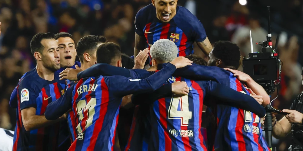 "Barcelona" Spānijas futbola klasikā pārspēj "Real"