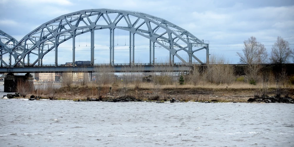 VUGD krastā nogādā bojātu kuteri ar diviem cilvēkiem