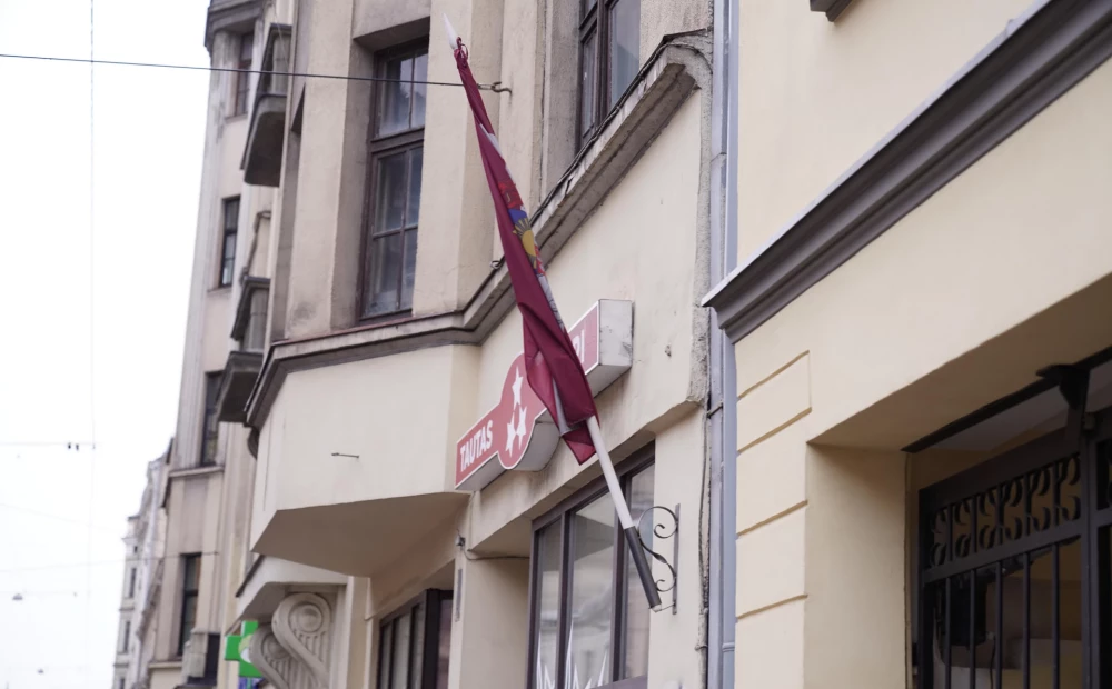 FOTO: netīri logi un noplucis valsts karogs – kas palicis pāri no ...