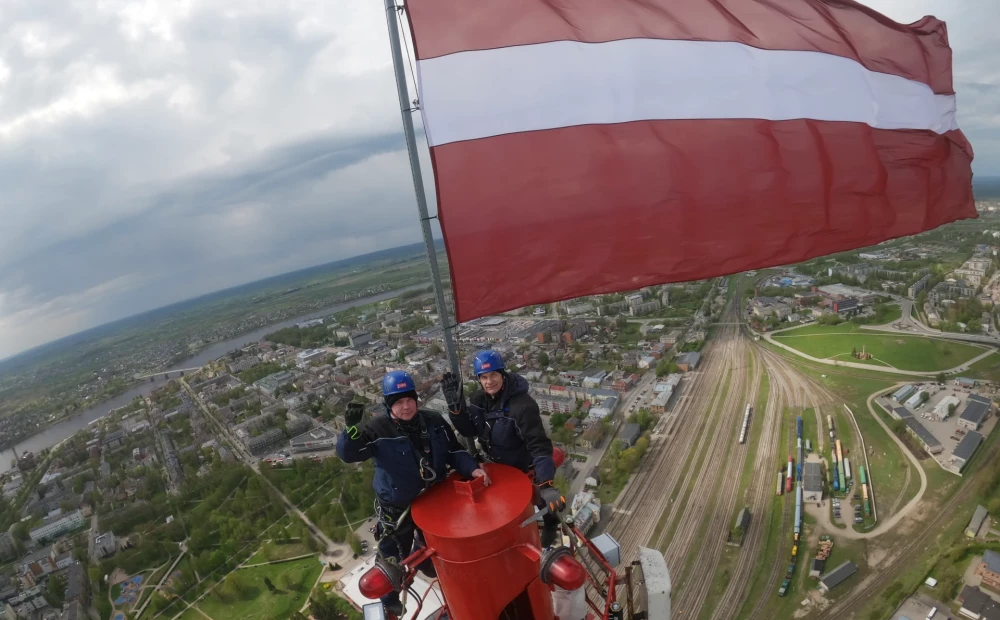 Karogi pār Latviju! Svētku dienās Latvijas augstākajos torņos pacelti ...