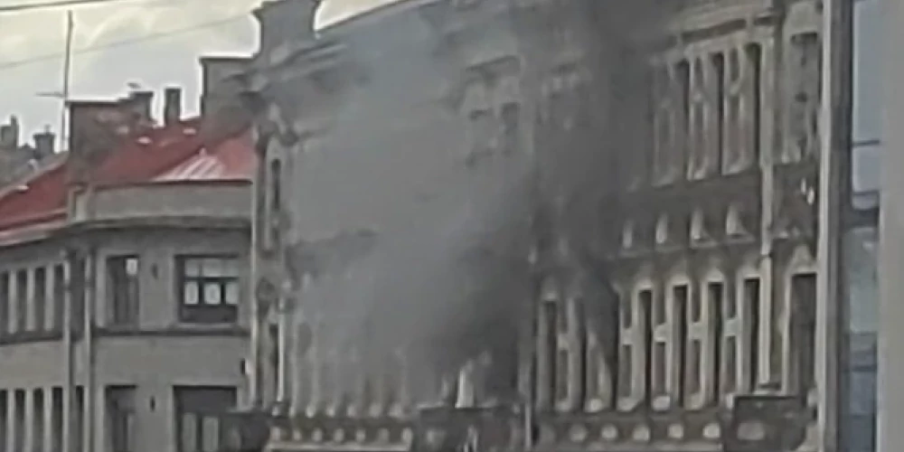 Ugunsgrēkā Rīgas centrā cietis cilvēks