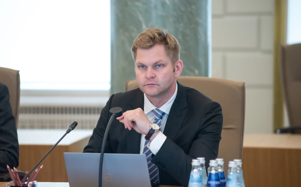 "Konservatīvo" līderis Gatis Eglītis kāzu 15. jubilejā sadala mantu