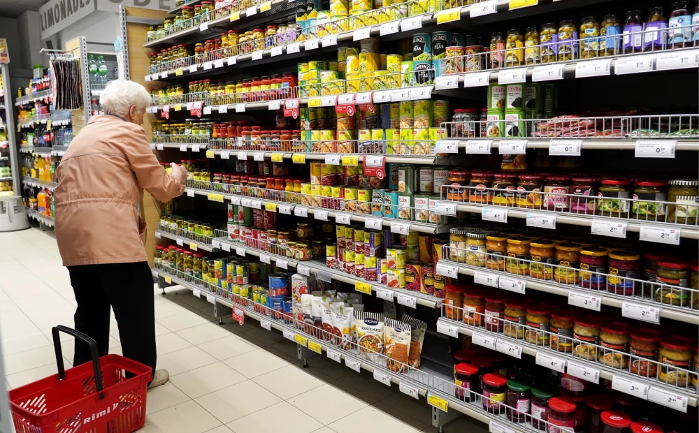 Pārtikas cenas veikalu plauktos kāpj par spīti ražotāju cenu samazinājumam