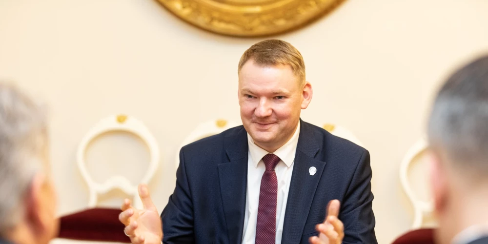 Lauris Reiniks atklāj pārsteidzošu faktu par Edvardu Smiltēnu Lauris Reiniks atklāj pārsteidzošu faktu par Edvardu Smiltēnu