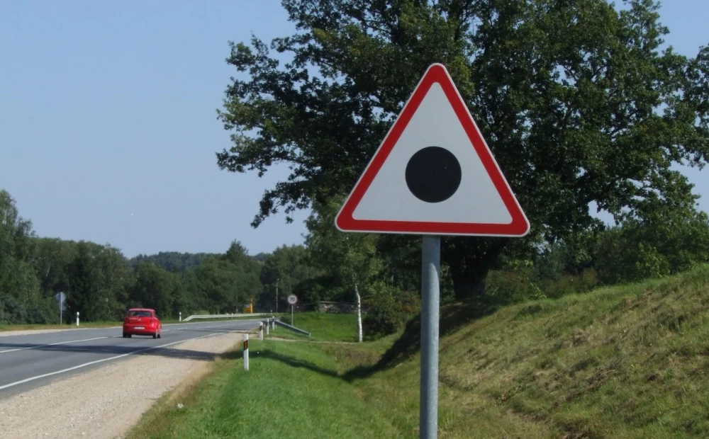 Latvijā vajadzētu apsvērt ceļa zīmes "Melnais punkts" ieviešanu