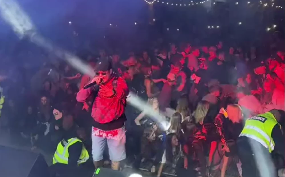 VIDEO: repera Prusax koncerts iziet no rāmjiem